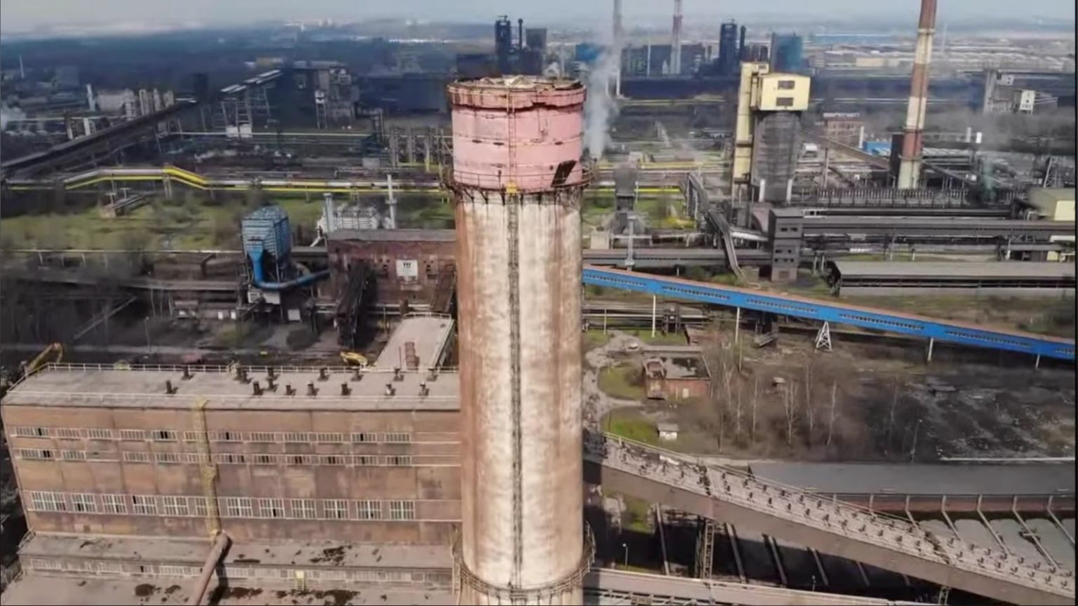 „Gruba Berta” powalona. Zobacz wyburzenie ogromnego komina w Nowej ...